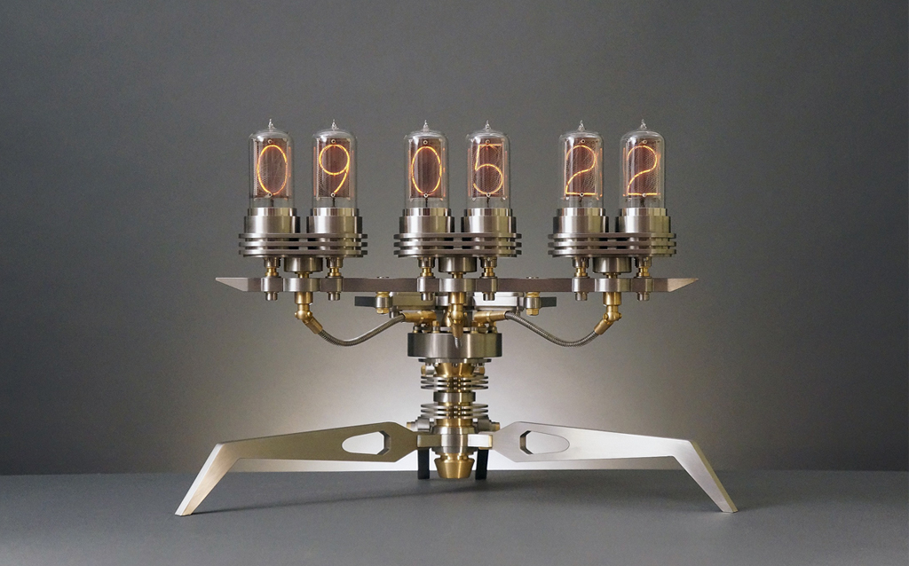 ساعة الطاولة Nixie Machine III من فرانك بوشفالد في دبي